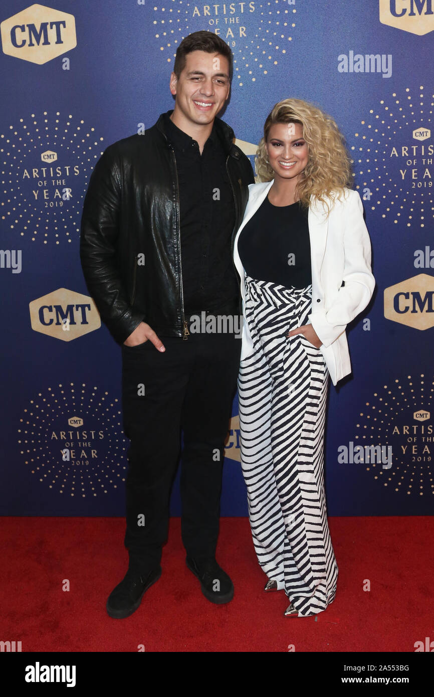 October 16, 2019, Nashville, Tennessee, USA: Tori Kelly (R) and husband ...