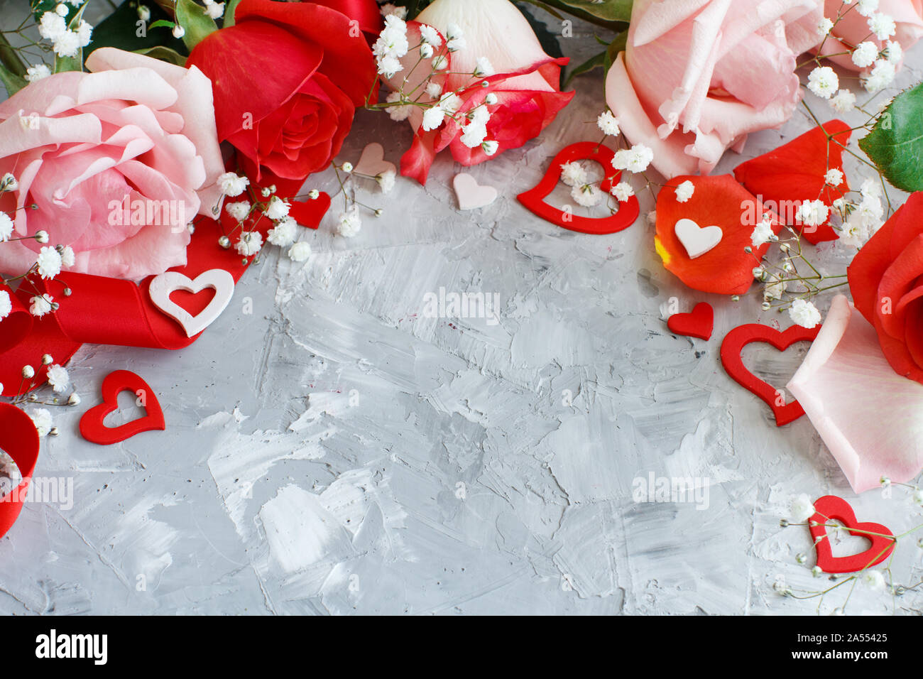 Grey background of red roses hi-res stock photography and images - Alamy
