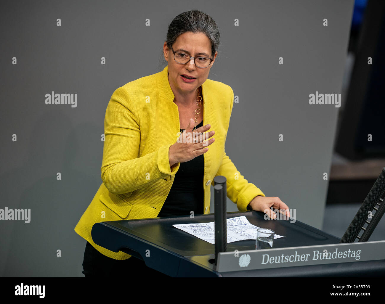Berlin, Germany. 17th Oct, 2019. Nina Scheer (SPD) speaks in the debate ...