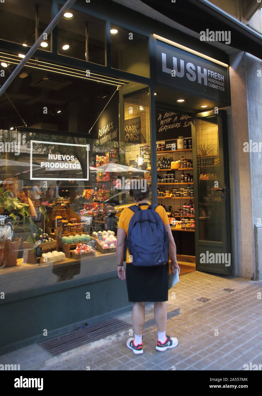 Lush cosmetics store in La Rambla, Barcelona, Spain Stock Photo - Alamy