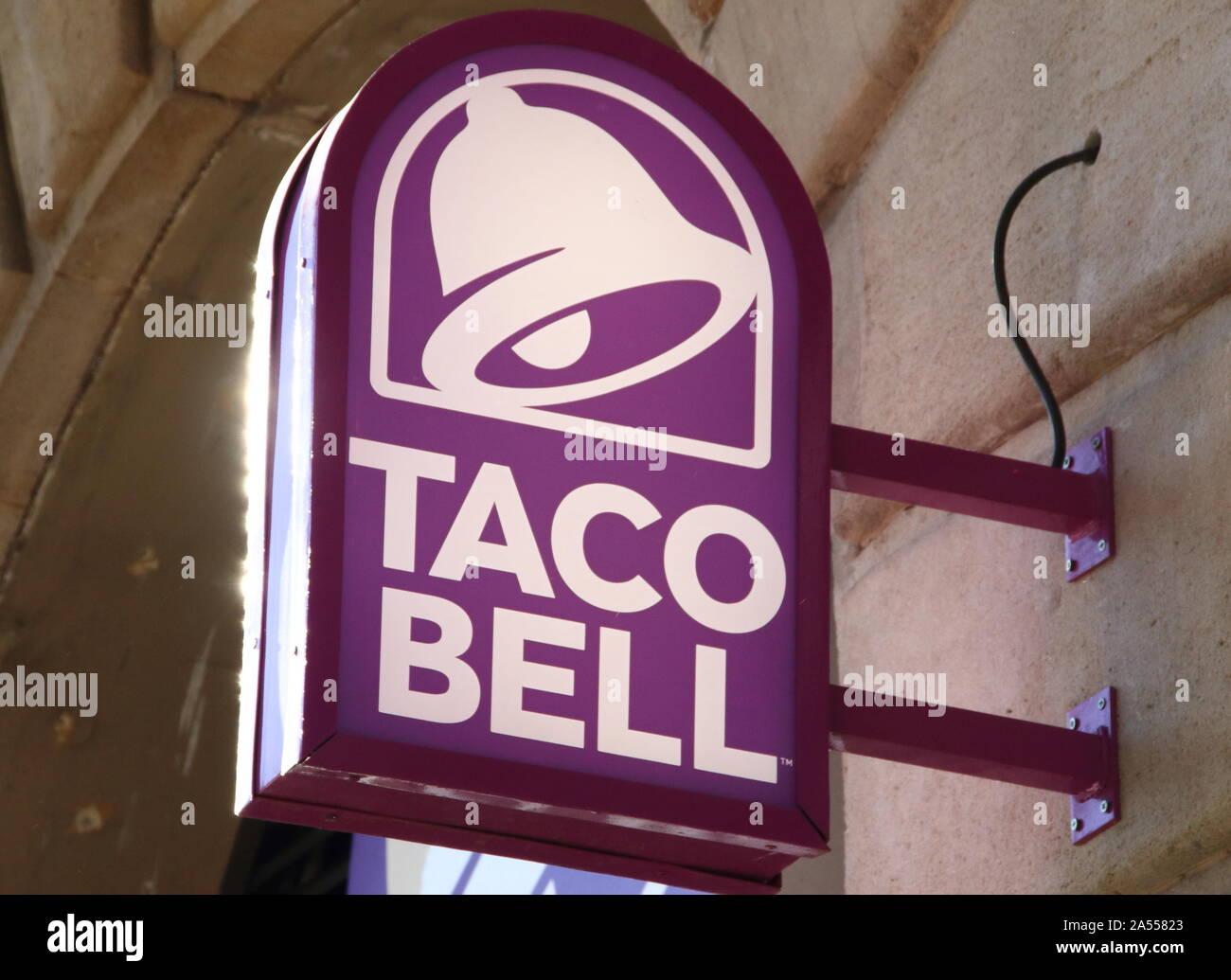 Taco bell logo hi-res stock photography and images - Alamy
