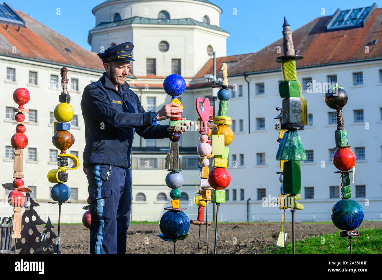 Straubing, Germany. 18th Oct, 2019. A correctional officer looks at ...