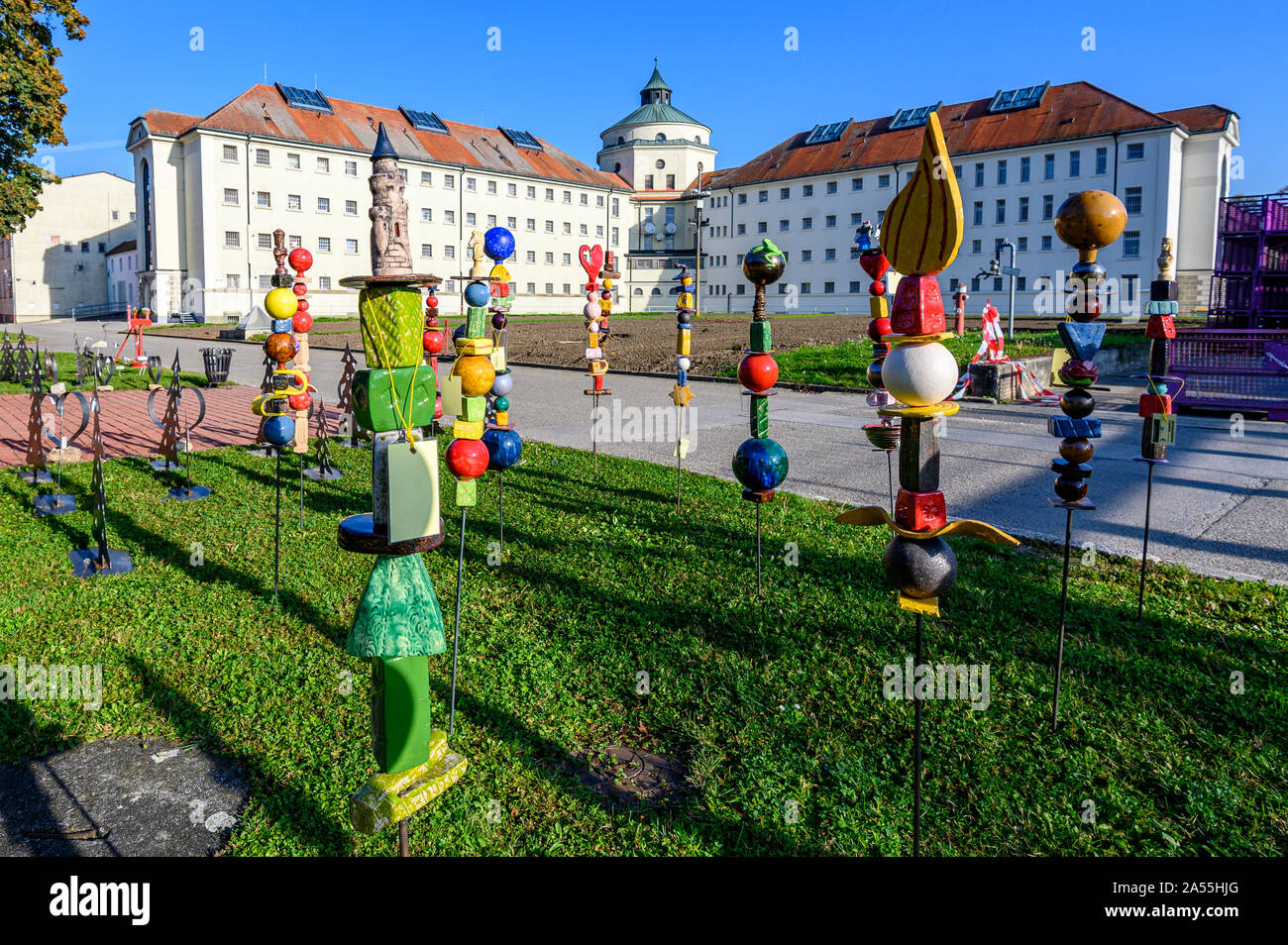 Straubing, Germany. 18th Oct, 2019. Works of art stand on the grounds ...