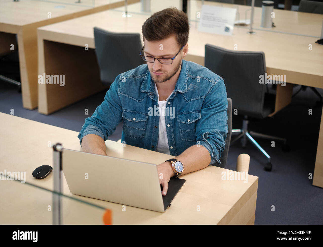 Laptop in public hi-res stock photography and images - Alamy