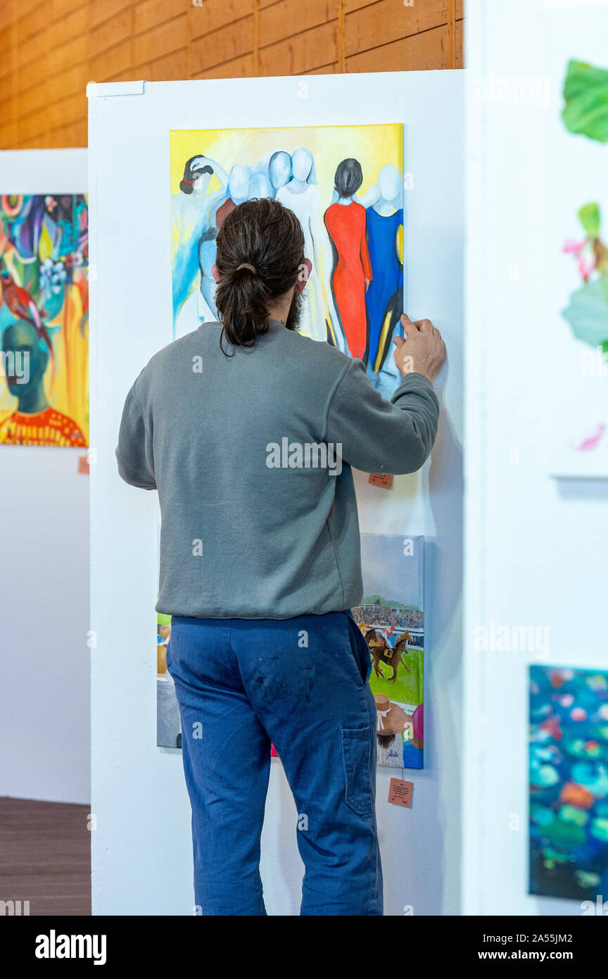 Straubing, Germany. 18th Oct, 2019. A prisoner hangs a picture on a ...