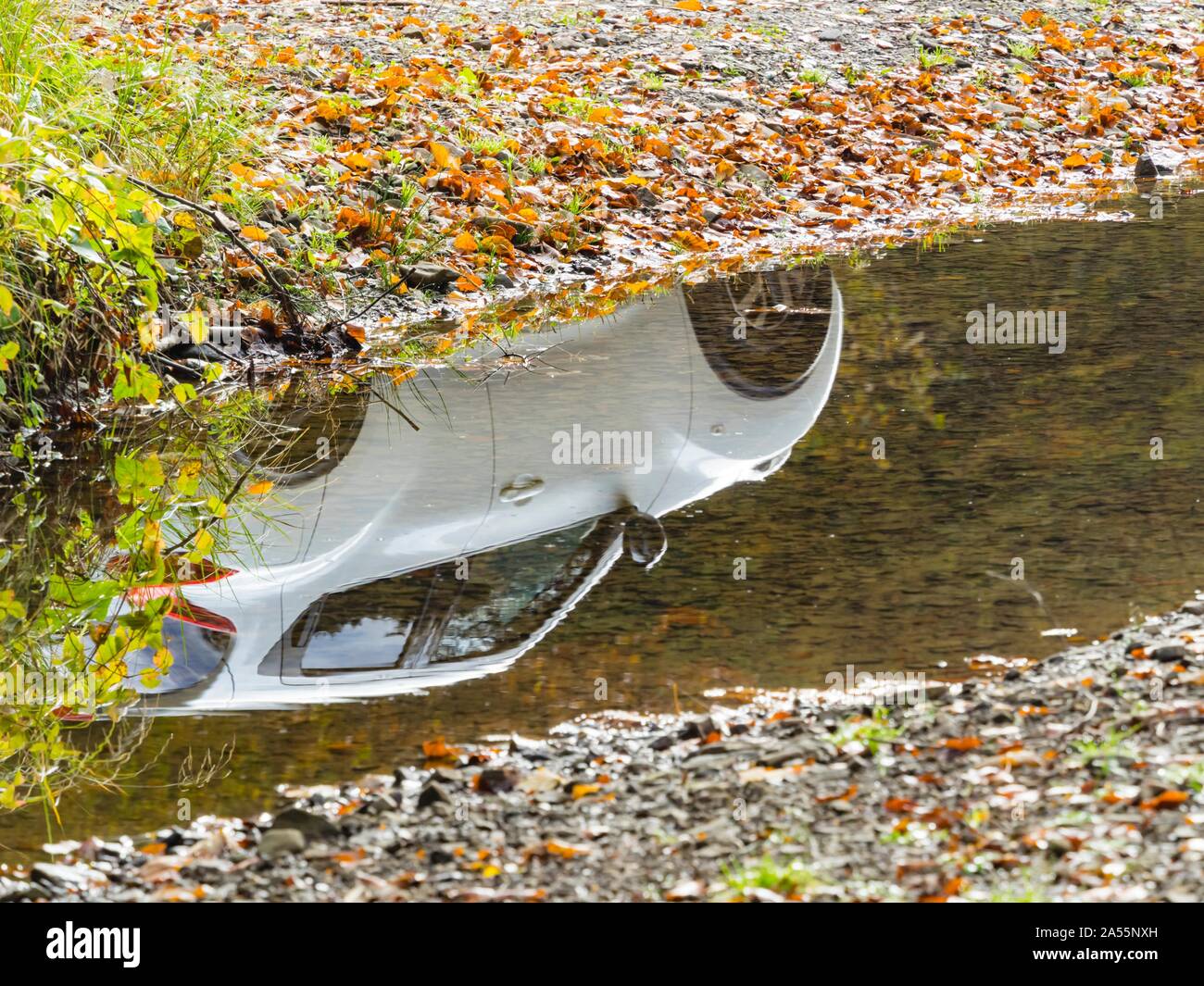 Car in pond hi-res stock photography and images - Alamy