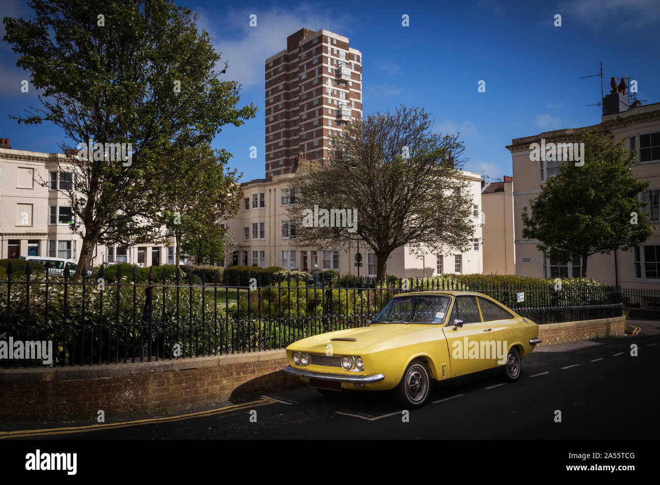 Yellow retro car hi-res stock photography and images - Alamy