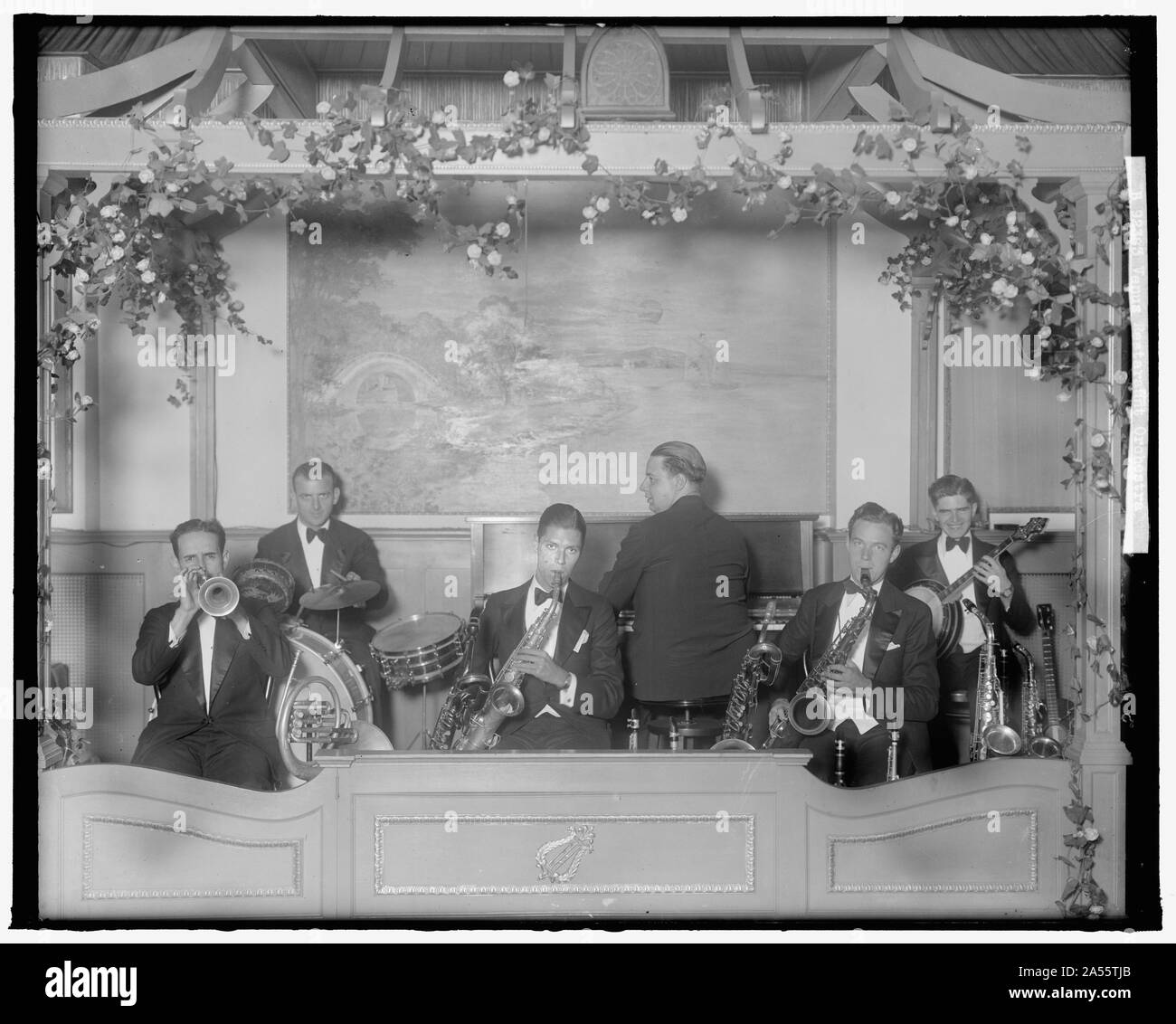 Restaurant performance Black and White Stock Photos & Images - Alamy