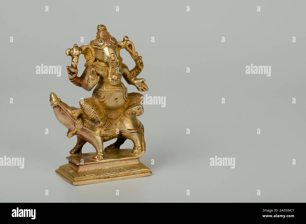 Brass ganesh statue hi-res stock photography and images - Alamy