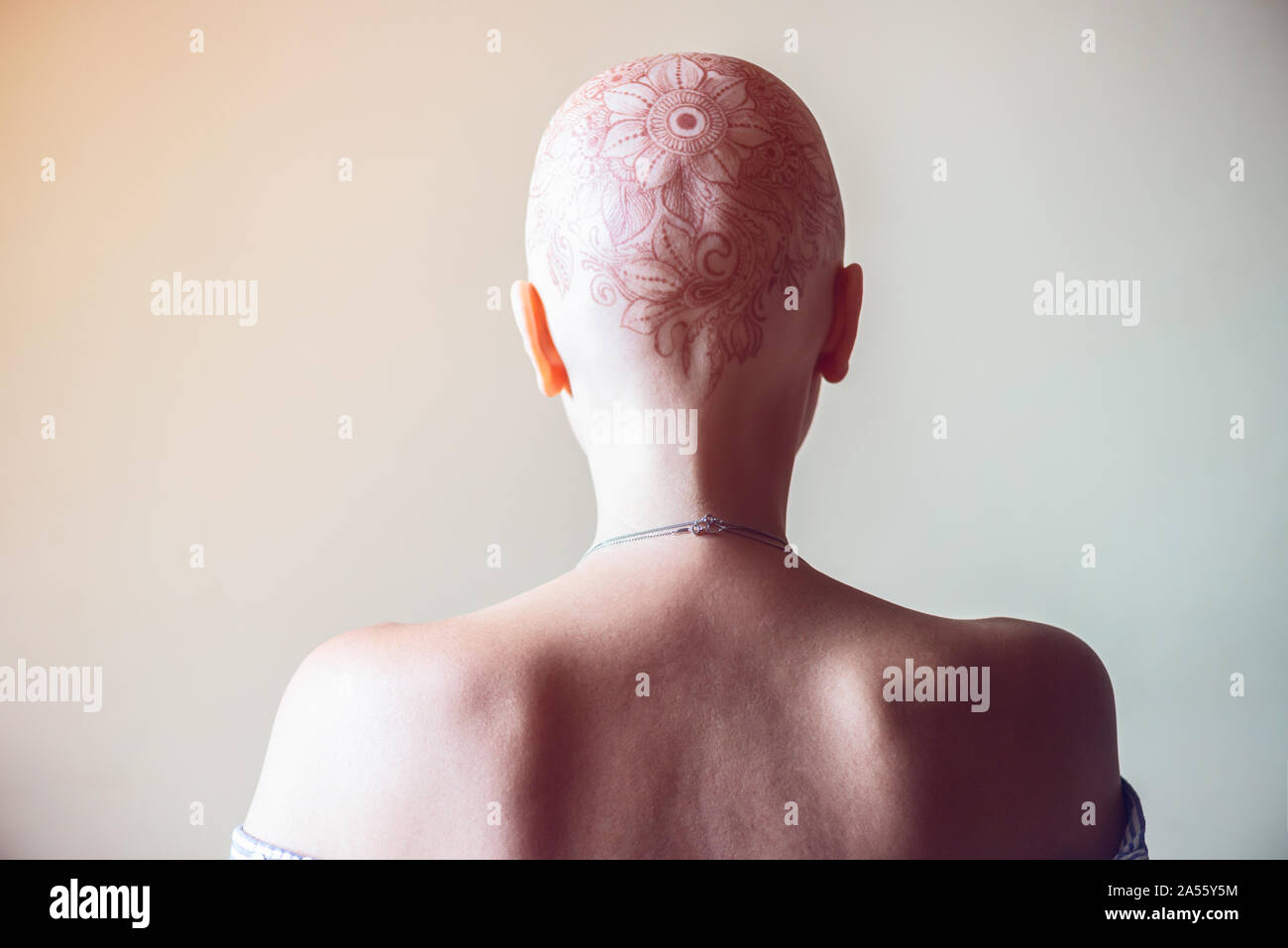 Beautiful henna mehndi tattoo on womans bald head Stock Photo - Alamy