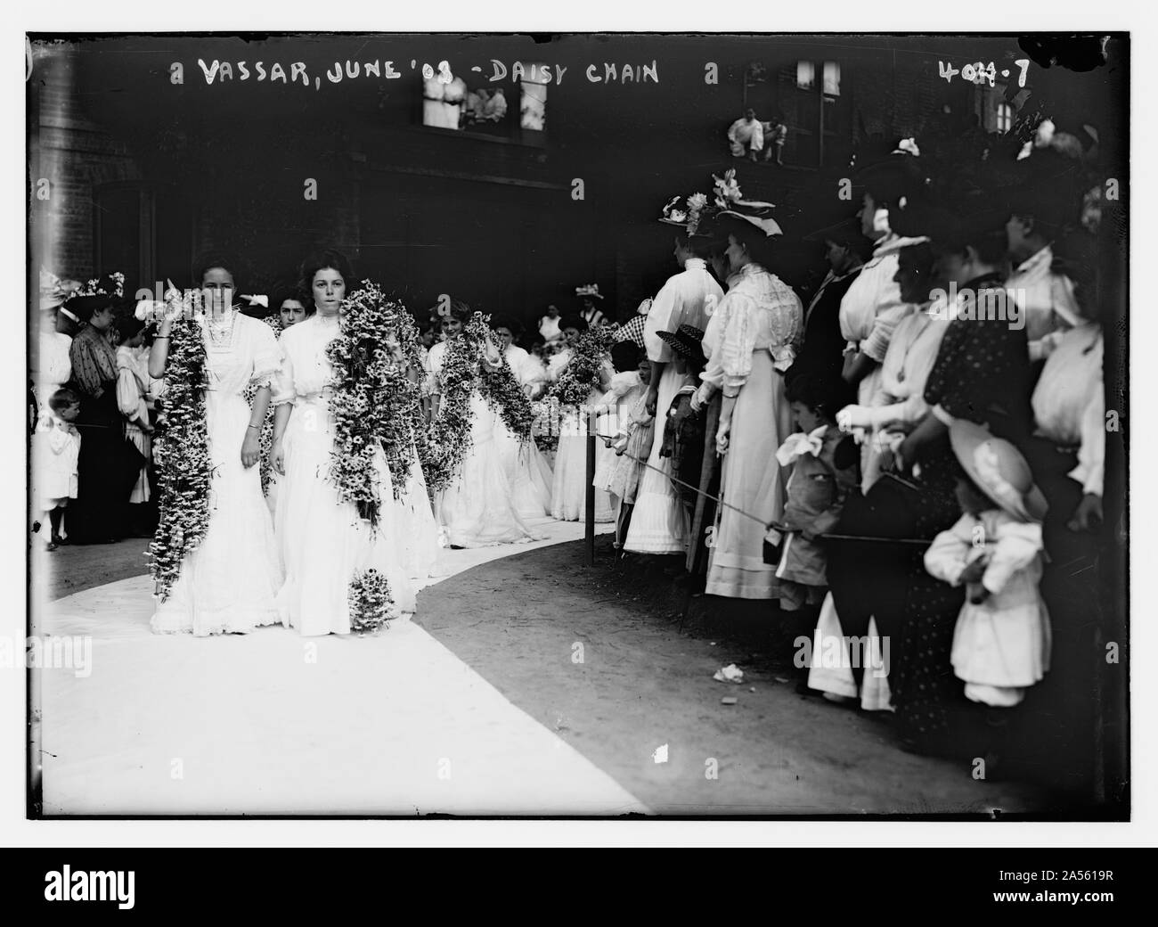 Daisy chain 1908 hi-res stock photography and images - Alamy