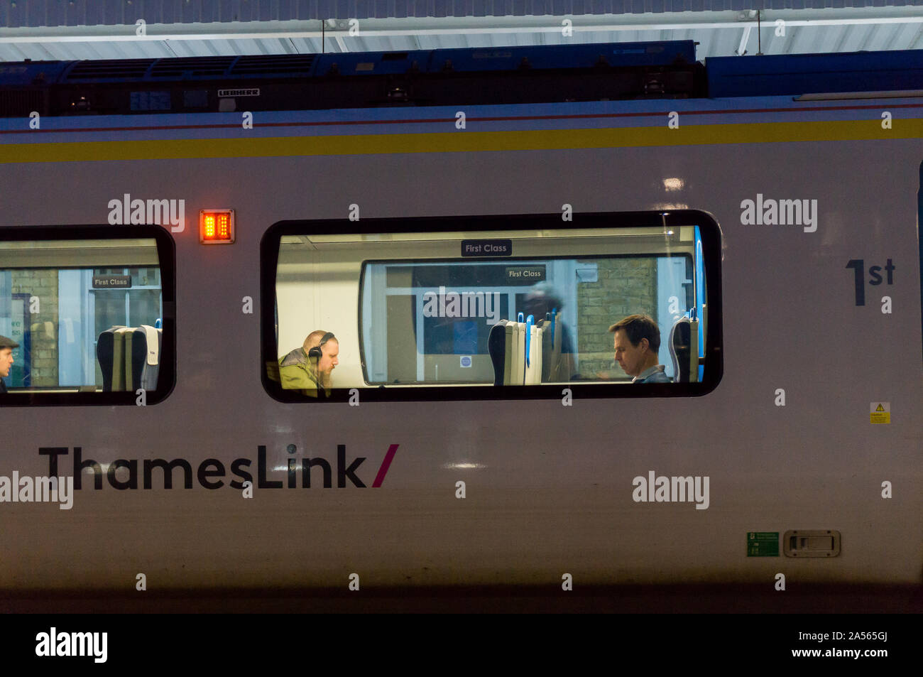 Thameslink commuter train carriage hi-res stock photography and images ...