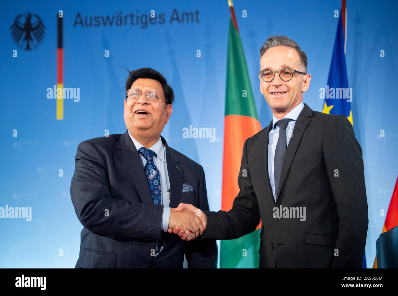 Berlin, Germany. 18th Oct, 2019. Heiko Maas (r, SPD), Foreign Minister ...