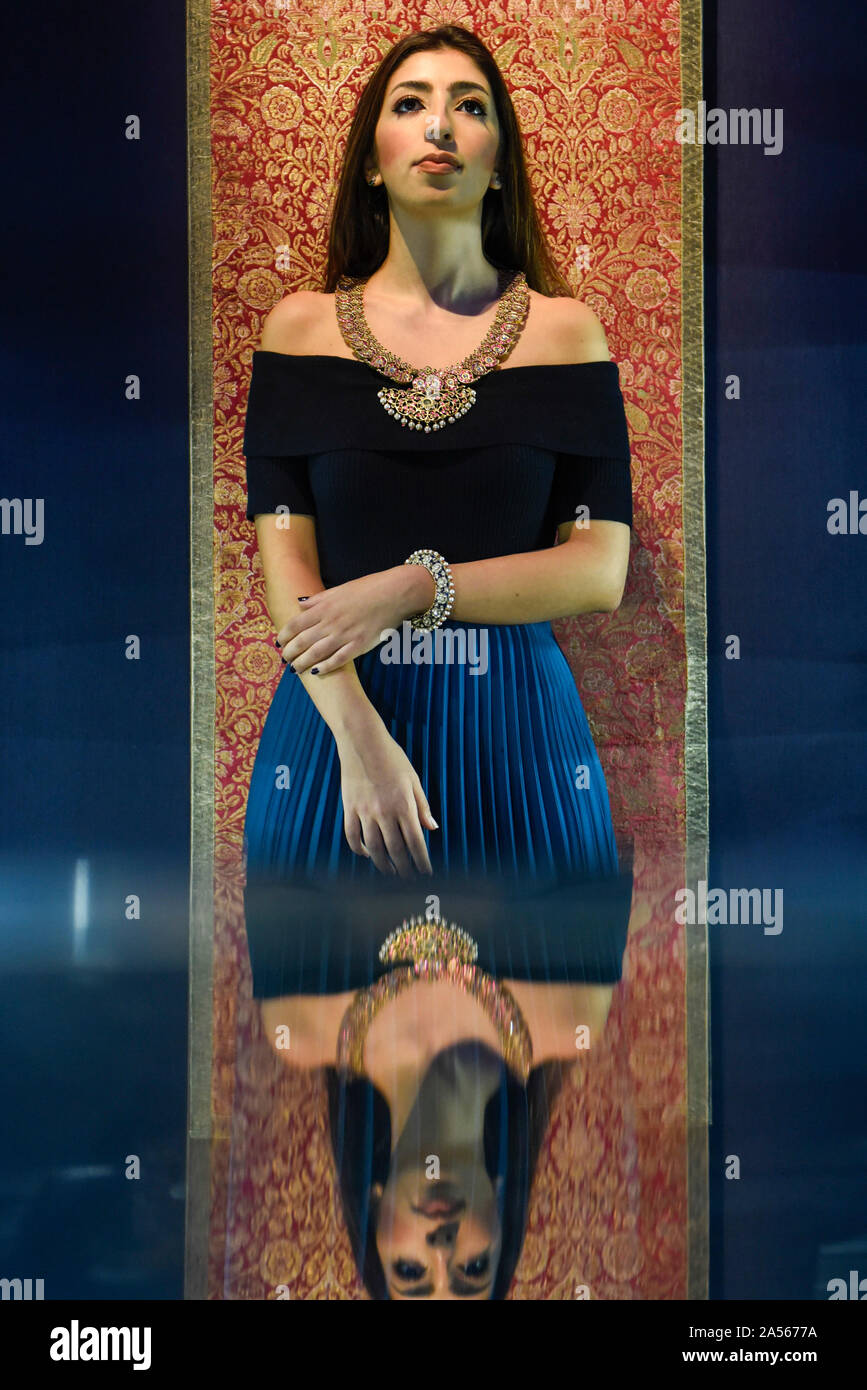 Ruby and emerald set gold manga malai necklace hi-res stock photography ...