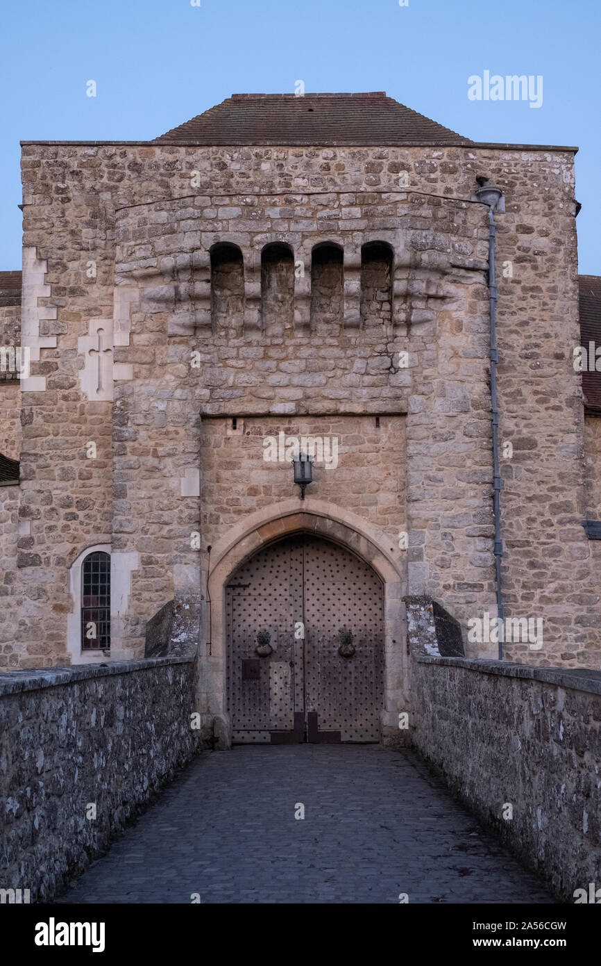 Leeds castle entrance hi-res stock photography and images - Alamy