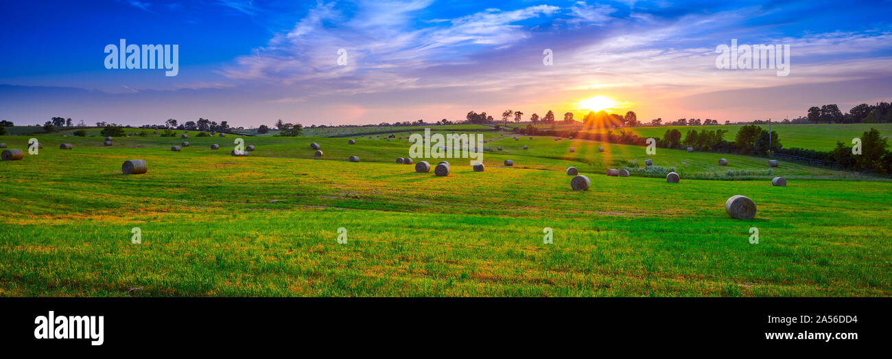 Hay bail sunset hi-res stock photography and images - Alamy