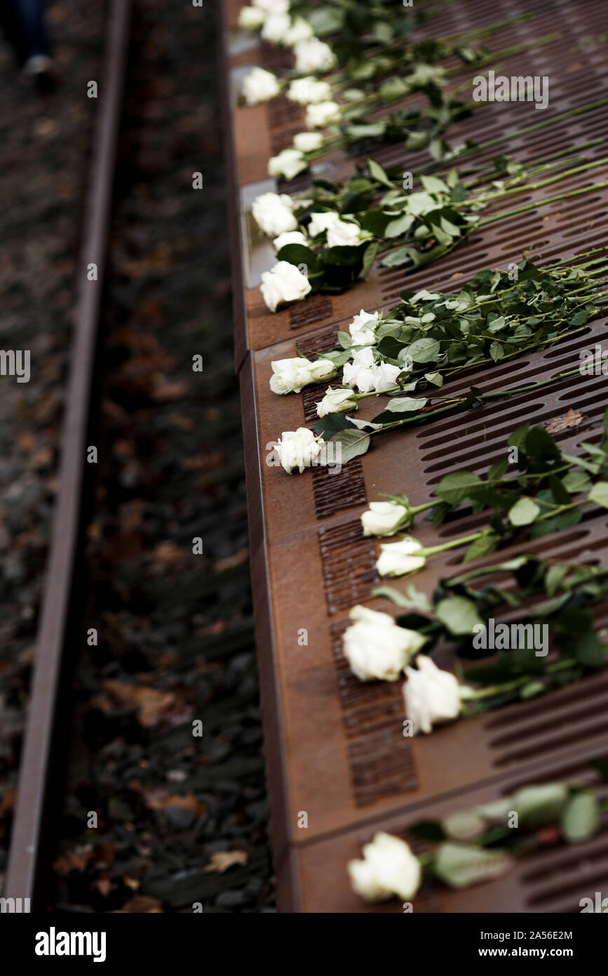 18 October 2019, Berlin: White roses lie on the platform along the ...