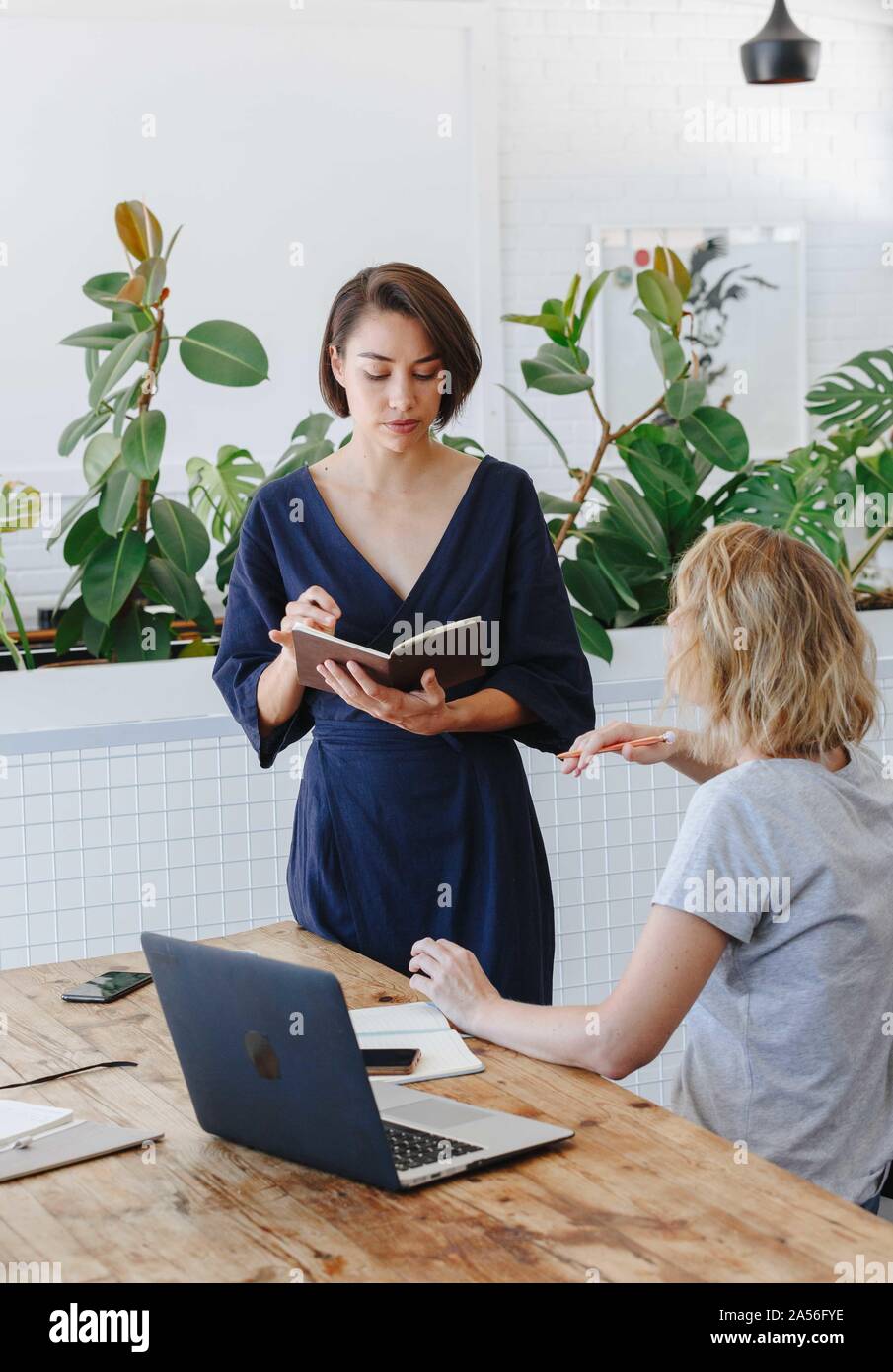 Focus group discussion office hi-res stock photography and images - Alamy