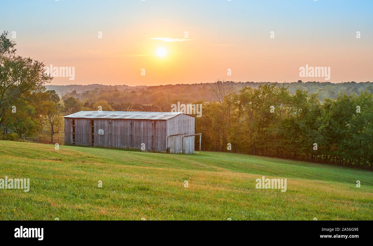 Rustic barn sunset hi-res stock photography and images - Alamy