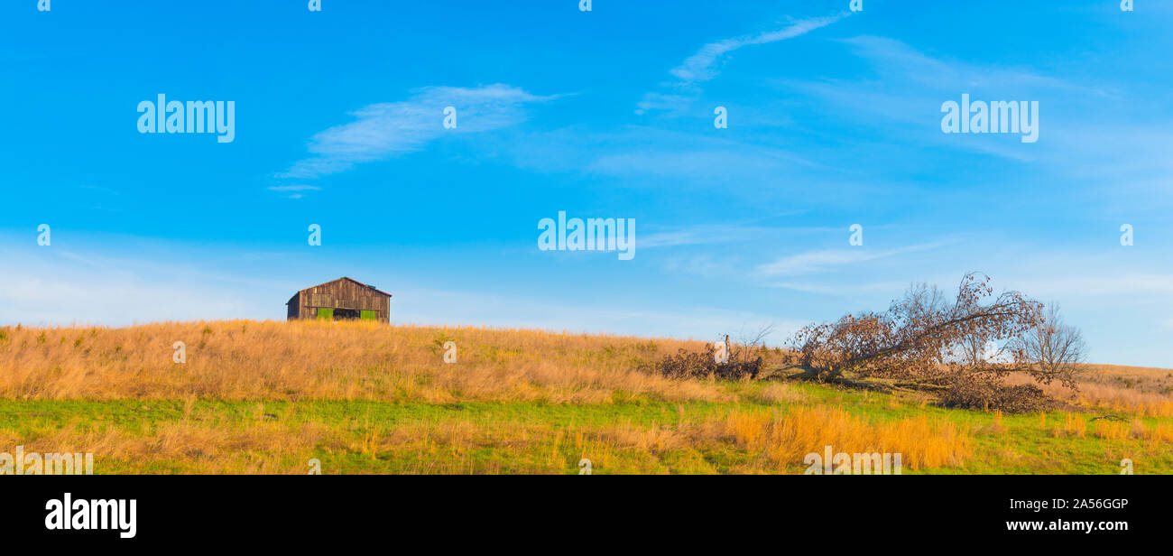 Barn on a hill hi-res stock photography and images - Alamy