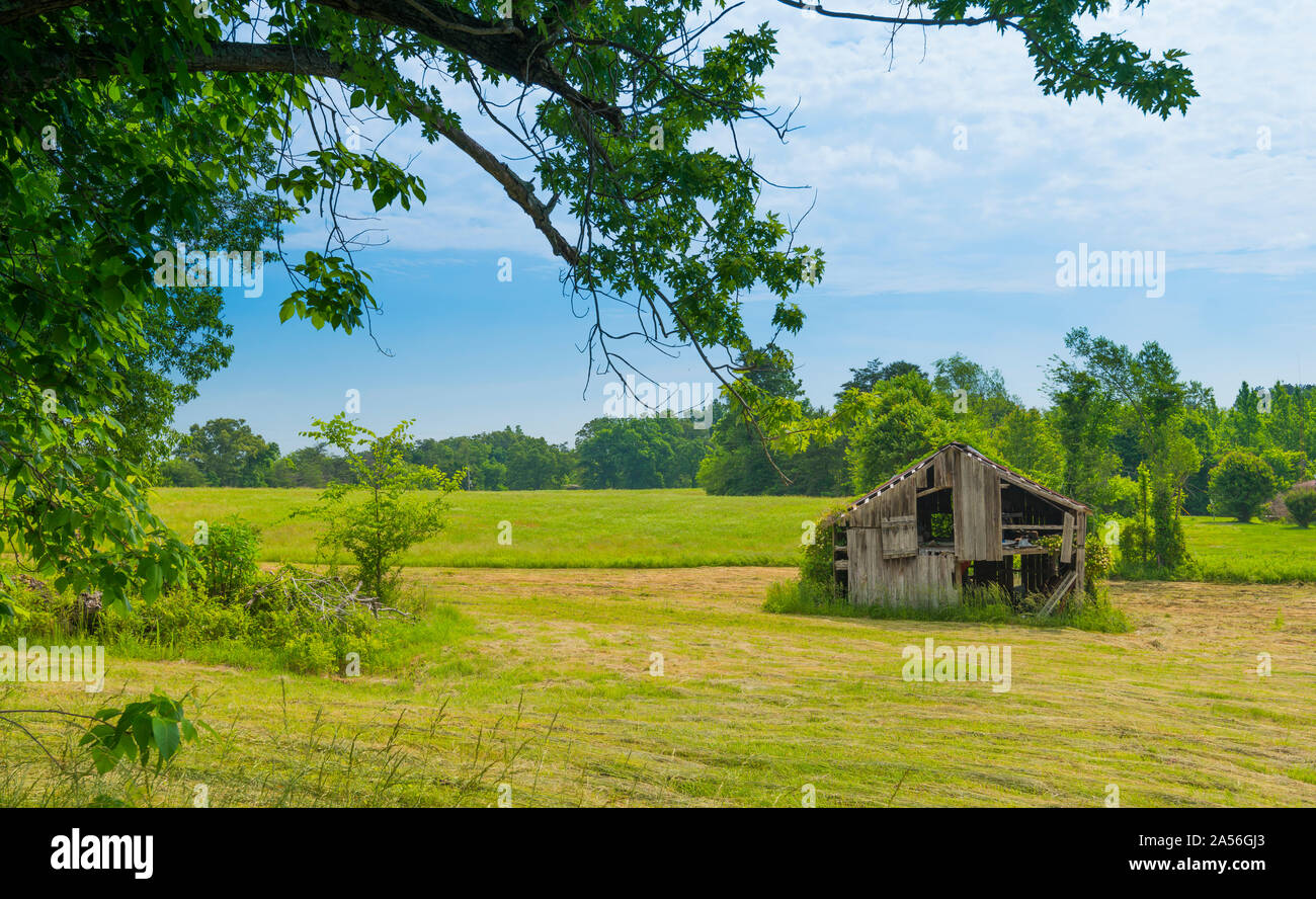 Old barn ruin decrepit hi-res stock photography and images - Alamy
