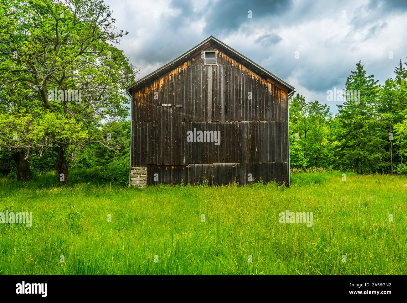 Old Barn Along Valley Trail Stock Photo - Alamy