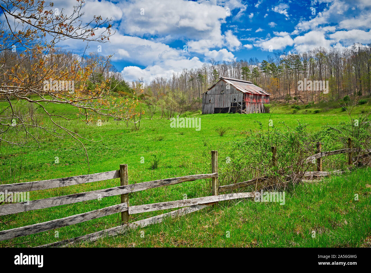 Old fence and barn hi-res stock photography and images - Alamy