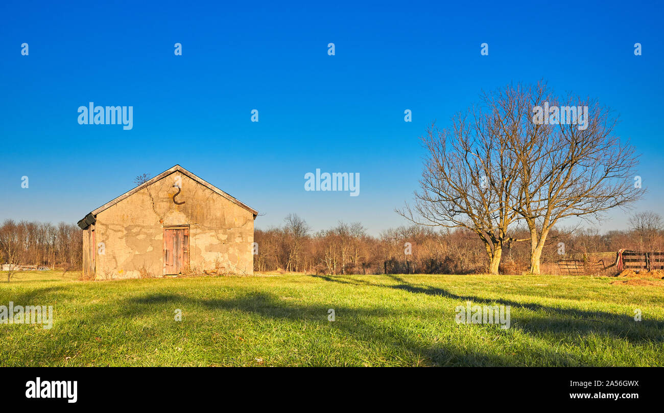 Old Stone Barn Stock Photo - Alamy