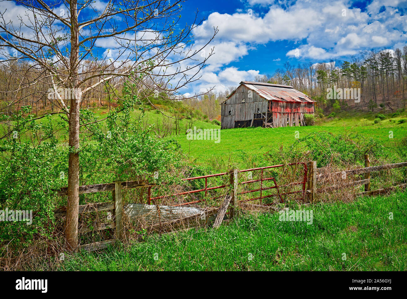 Old fence and barn hi-res stock photography and images - Alamy