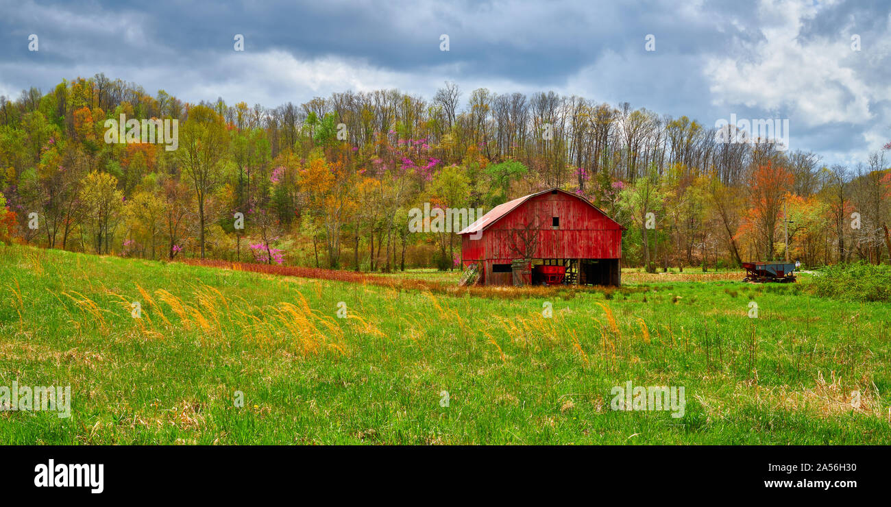 Empty hay barn hi-res stock photography and images - Alamy