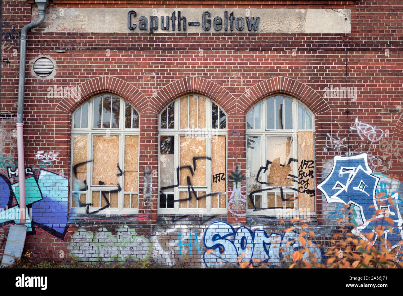 Caputh, Germany. 14th Oct, 2019. The windows of the Caputh-Geltow ...