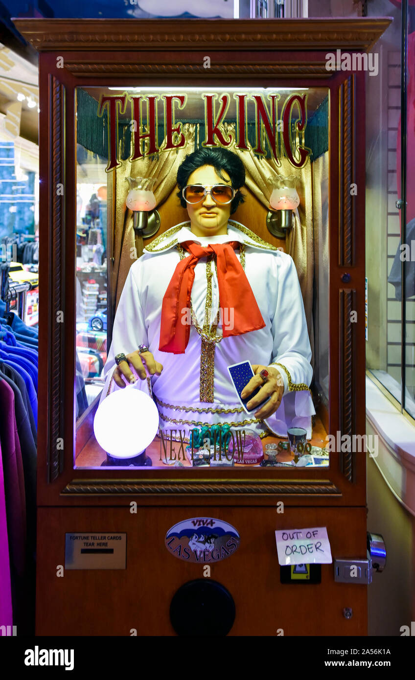 Fortune reading vending machine hi-res stock photography and images - Alamy