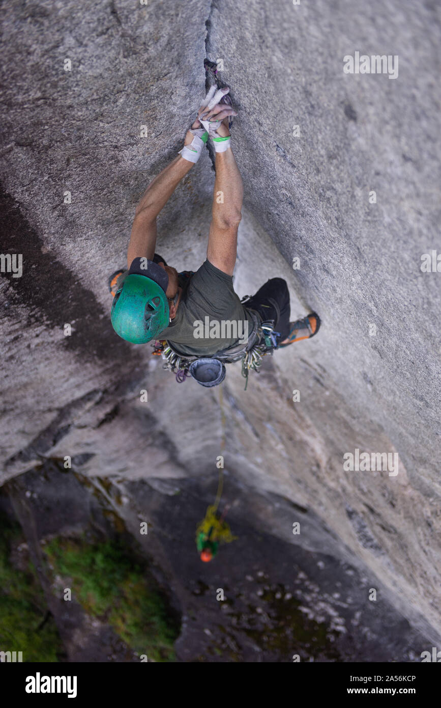 Man trad climbing at the chief hi-res stock photography and images - Alamy
