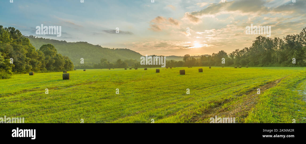 Hay bail sunset hi-res stock photography and images - Alamy