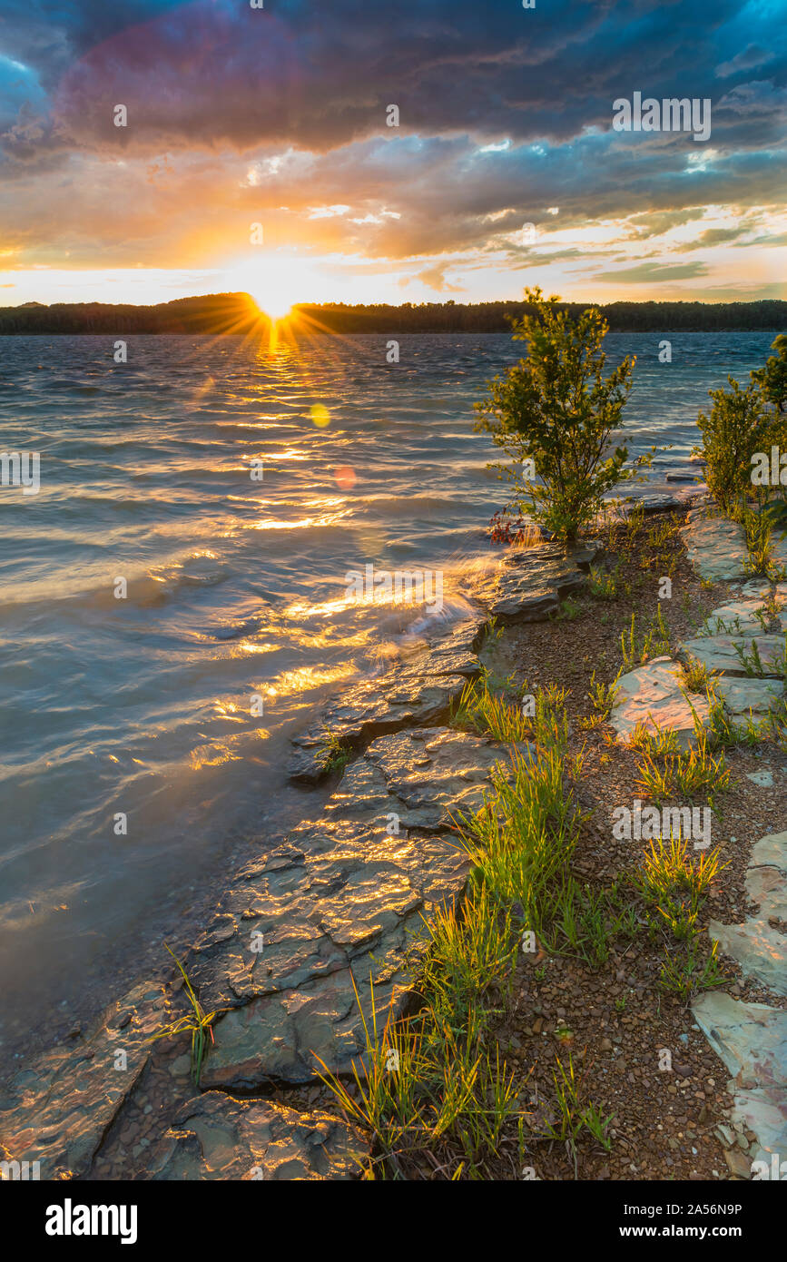 Lakeside sunset landscape hi-res stock photography and images - Alamy
