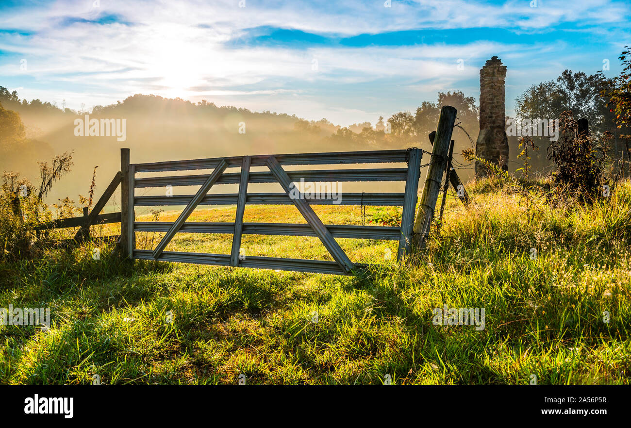 Old farm gate hi-res stock photography and images - Alamy
