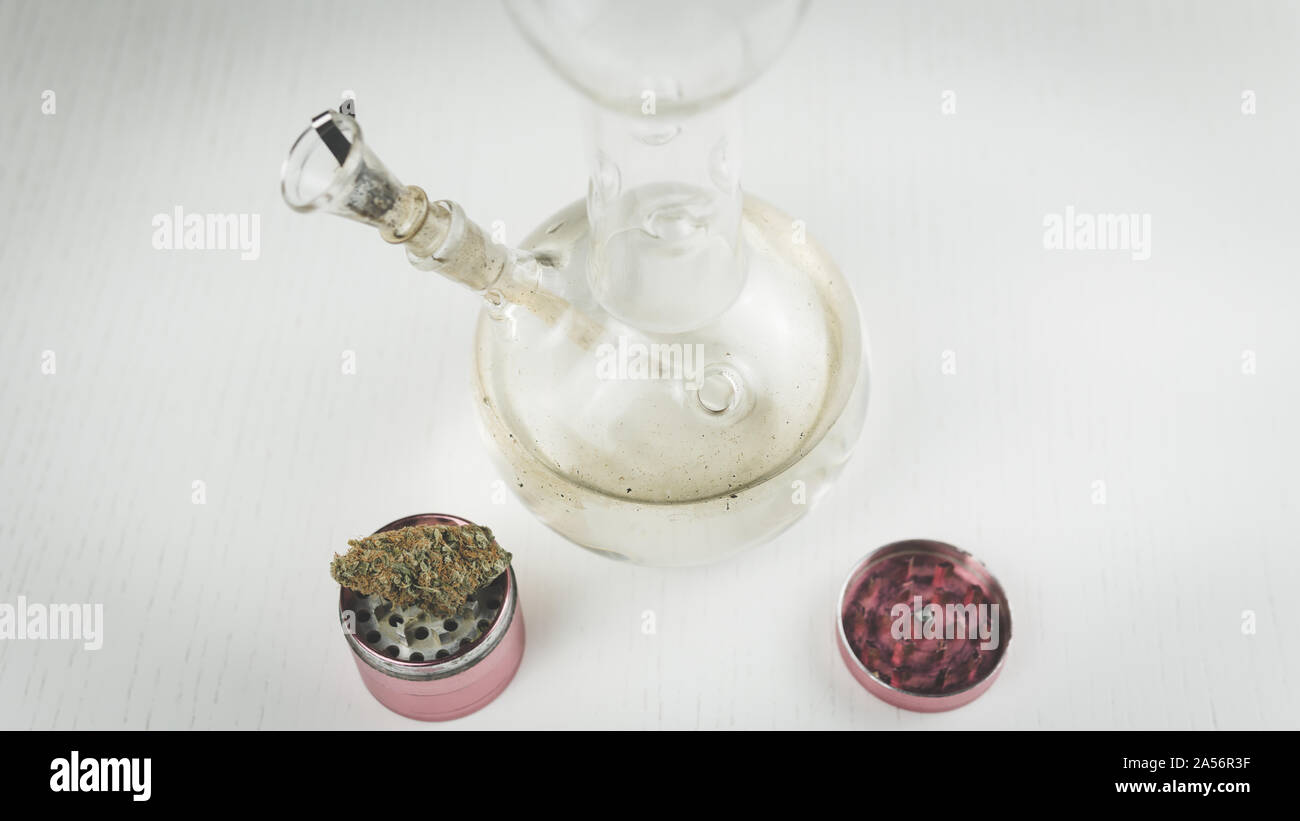 Table smoking hi-res stock photography and images - Alamy