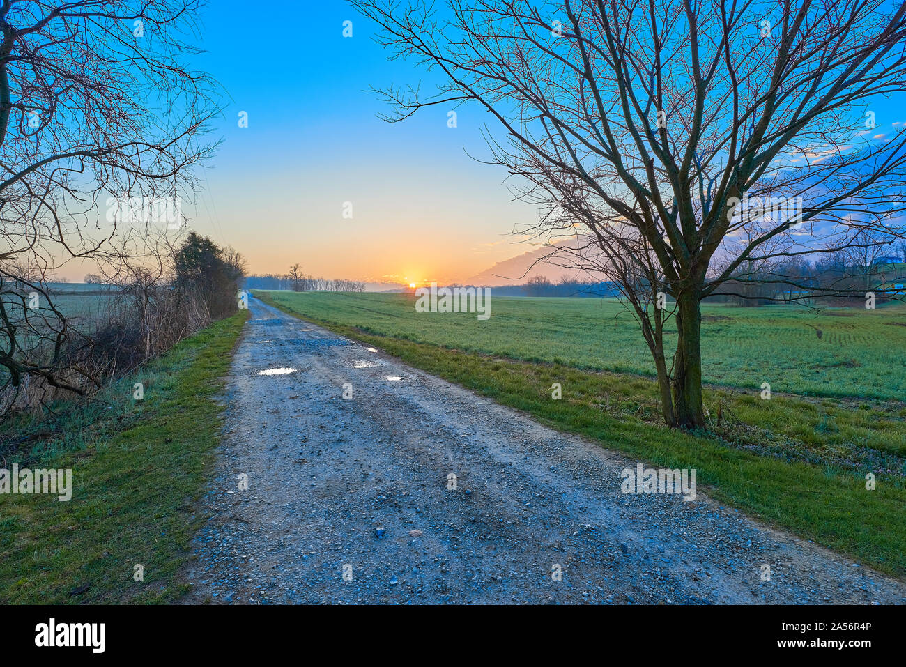 Sun country road hi-res stock photography and images - Alamy