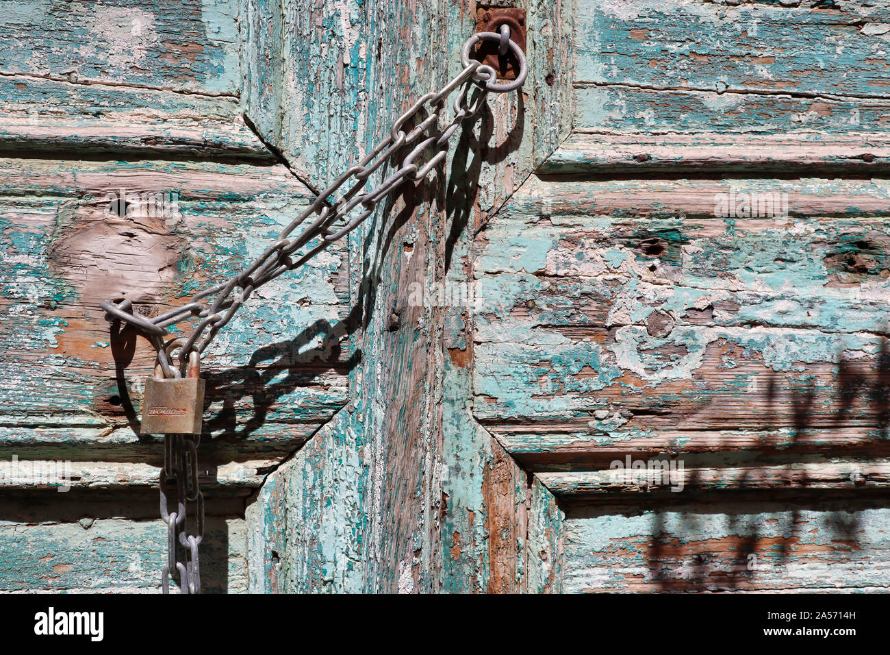 Old padlock iron chain hi-res stock photography and images - Alamy