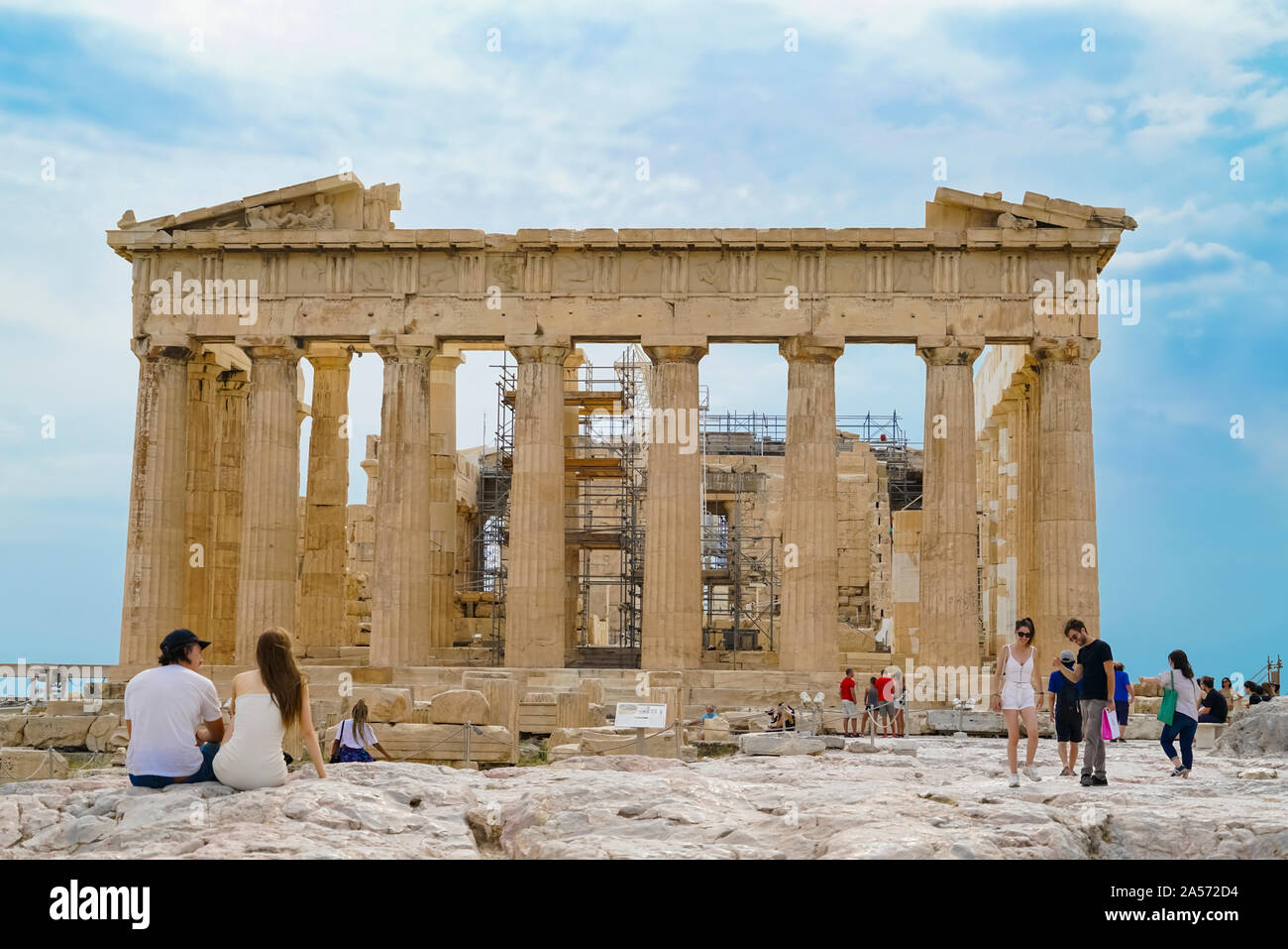 Greek temple scaffolding hi-res stock photography and images - Alamy
