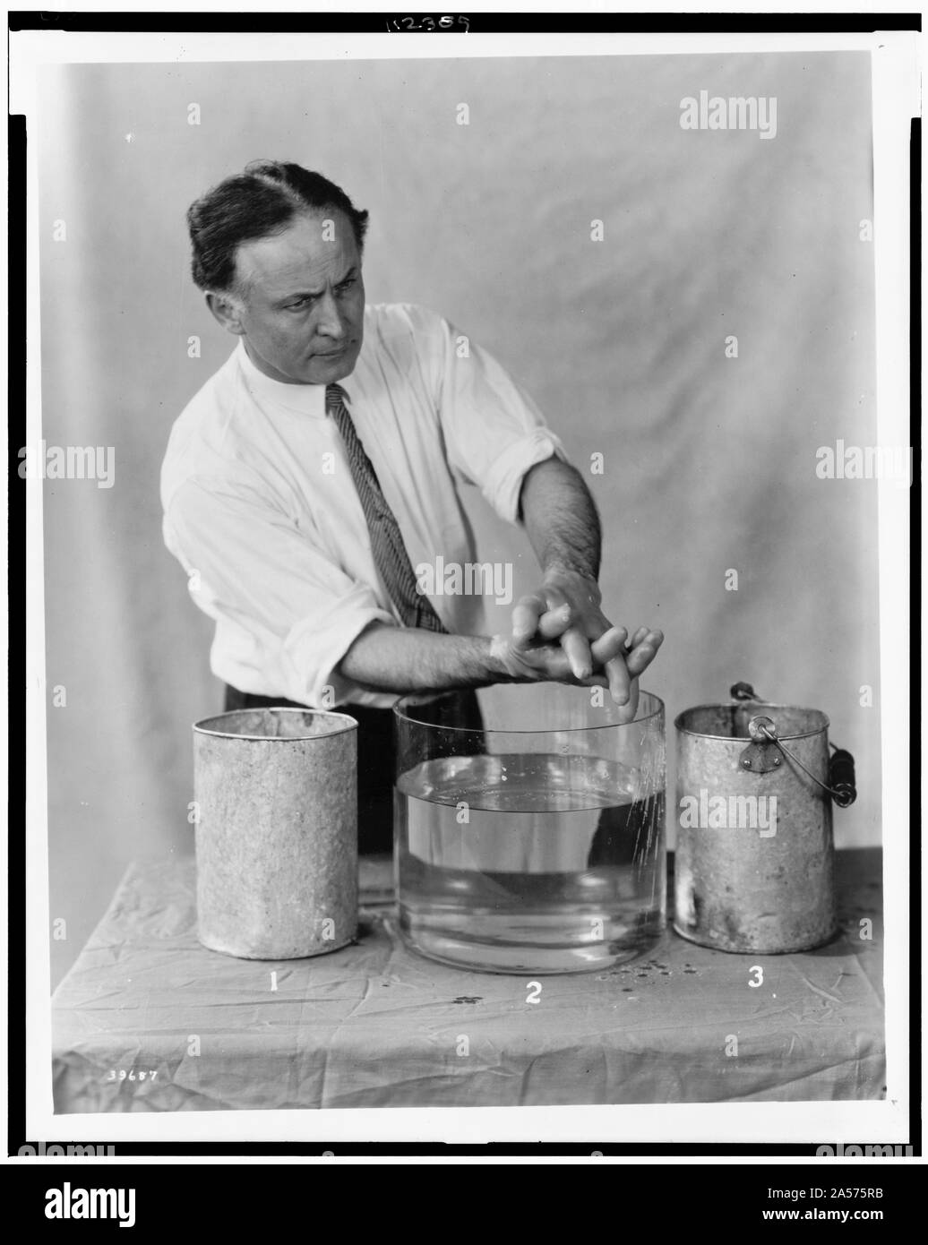 Harry houdini seance hi-res stock photography and images - Alamy