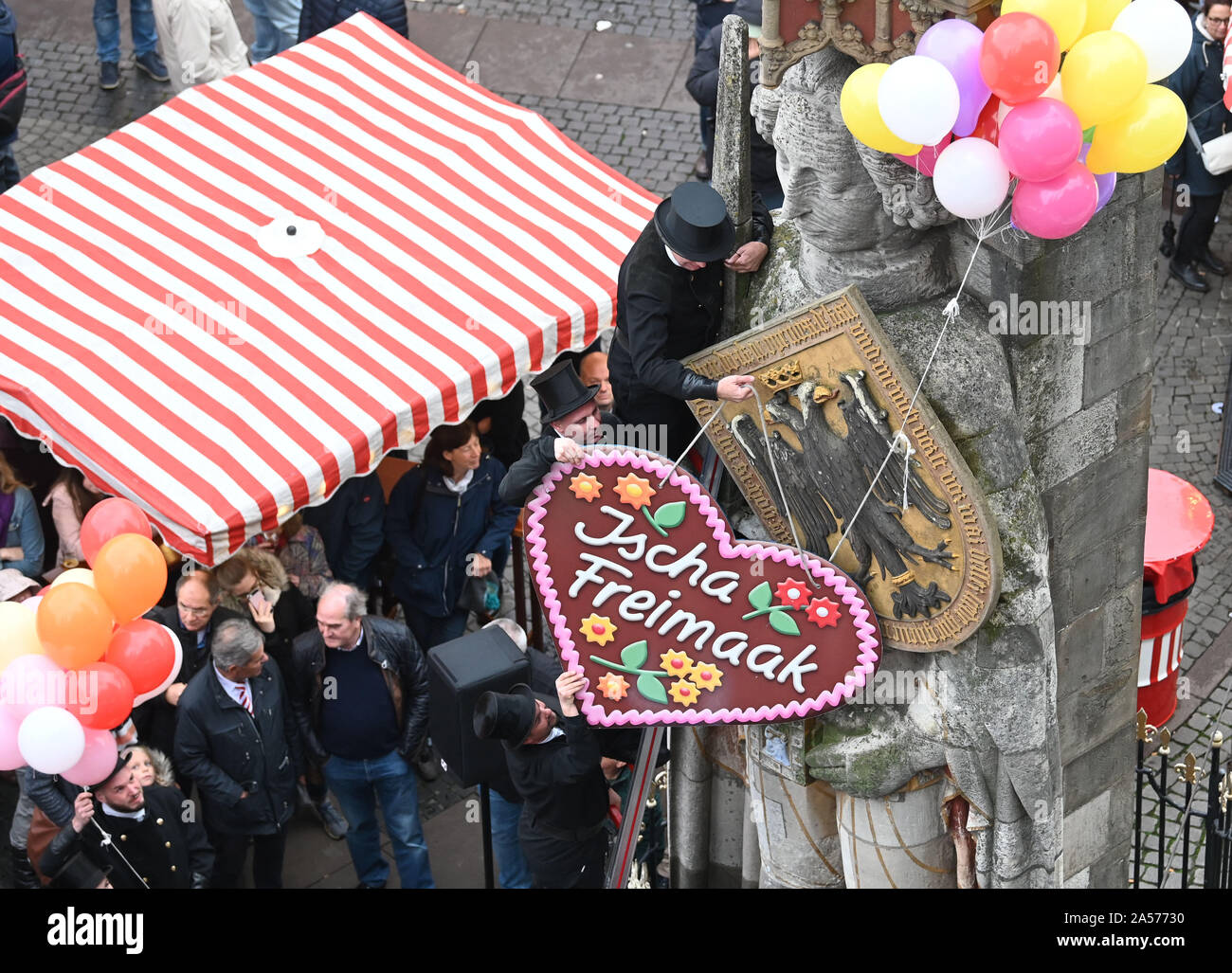 Bremen, Germany. 18th Oct, 2019. Chimney sweeps hang balloons and an ...