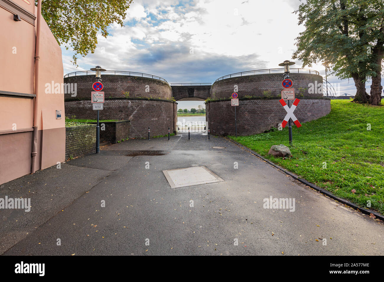 Tide gate hi-res stock photography and images - Alamy