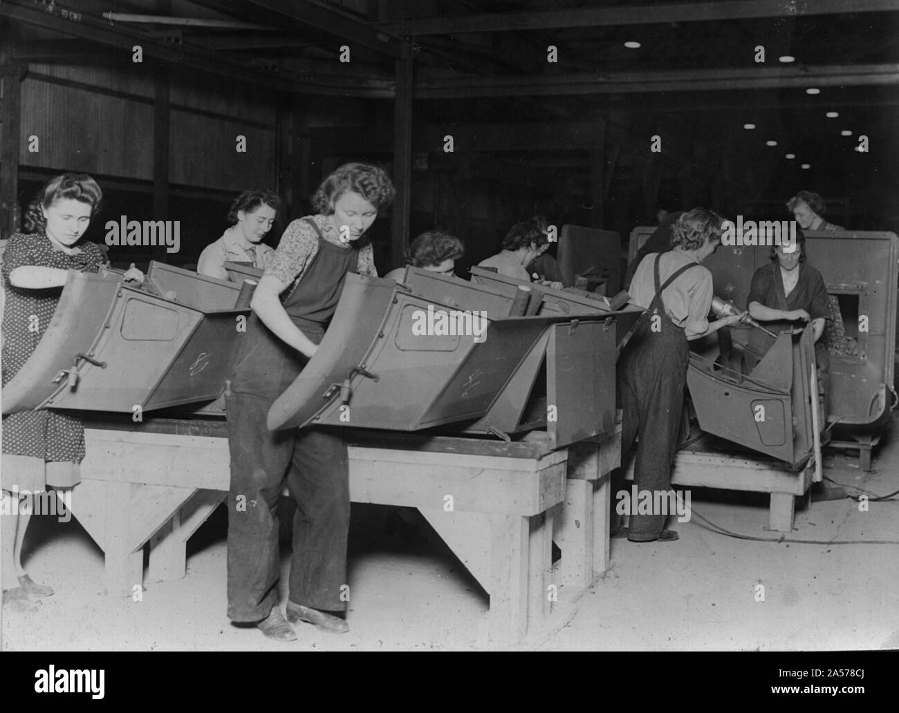 War factory ww2 women hi-res stock photography and images - Alamy