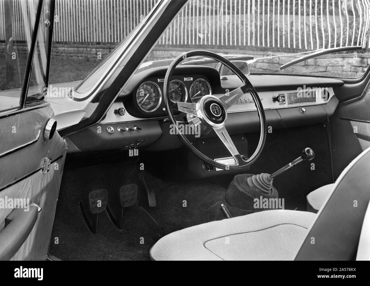 1961 Alfa Romeo 2000 Sprint dashboard Stock Photo - Alamy