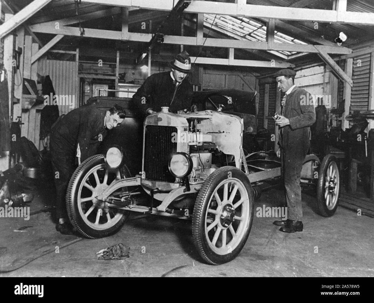 Car factory black 1920s hi-res stock photography and images - Alamy