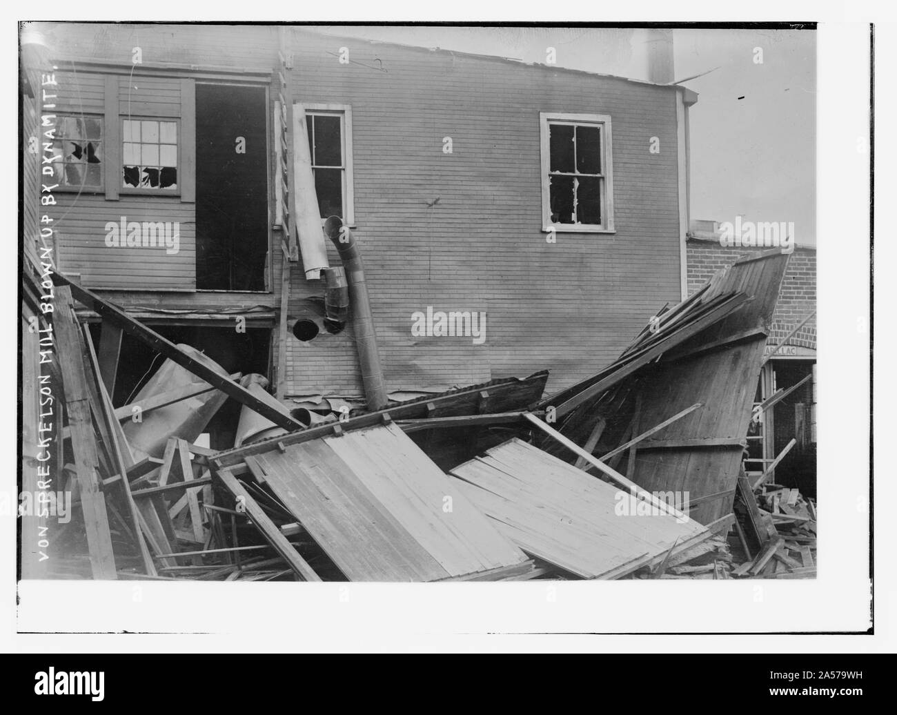 Dynamite explosion hi-res stock photography and images - Alamy