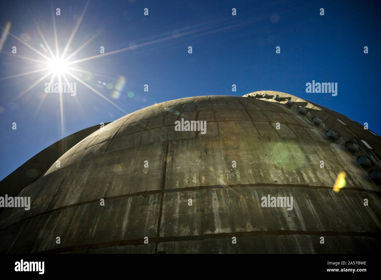 Containment building hi-res stock photography and images - Alamy