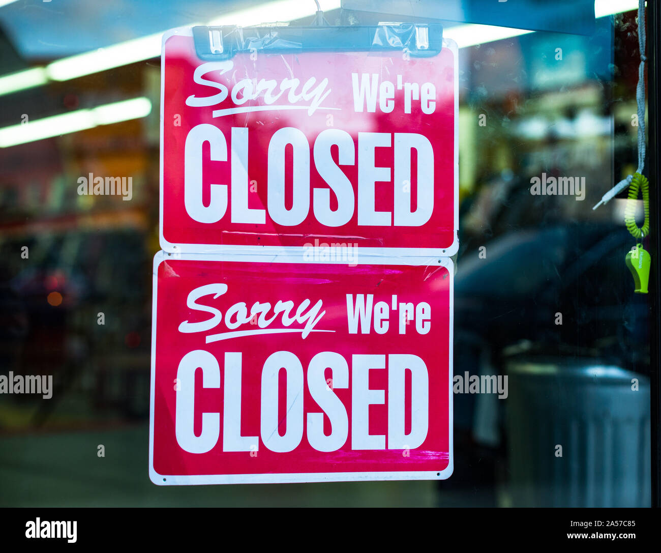 Sorry we're closed signs in a retail store window Stock Photo - Alamy
