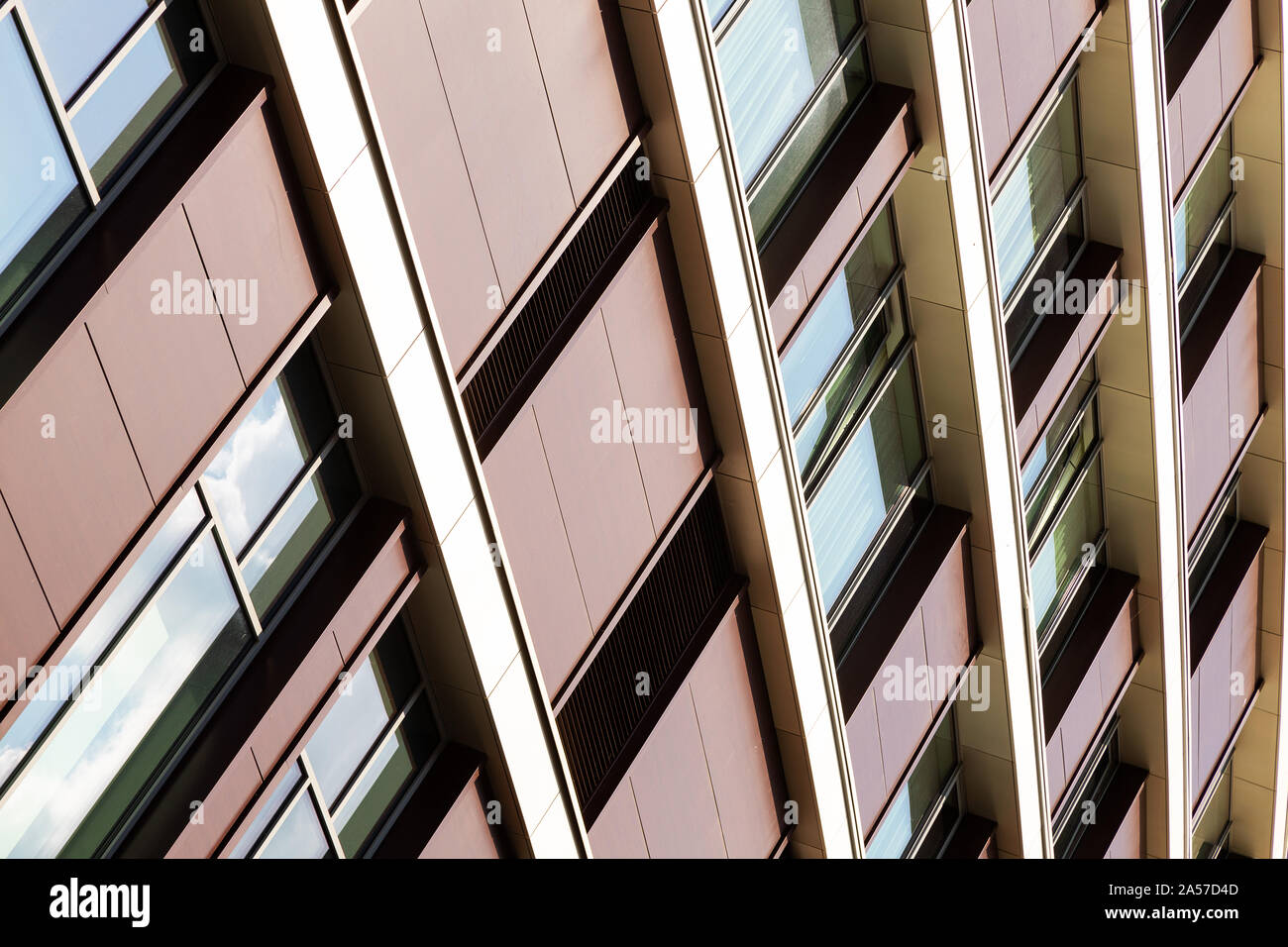 Maroon walls hi-res stock photography and images - Alamy